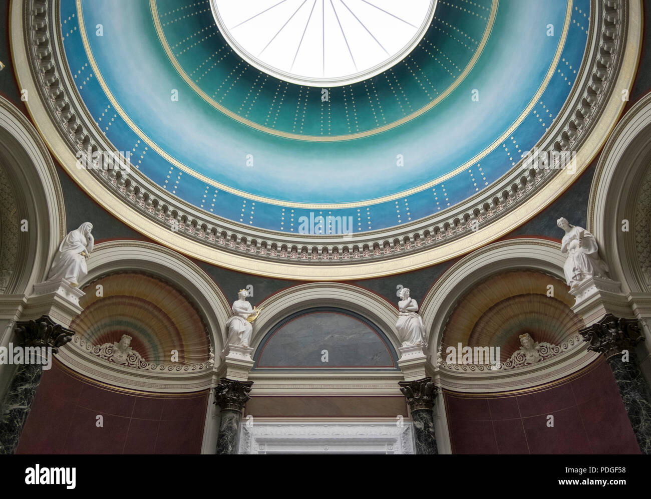 Runder hi-res stock photography and images - Alamy