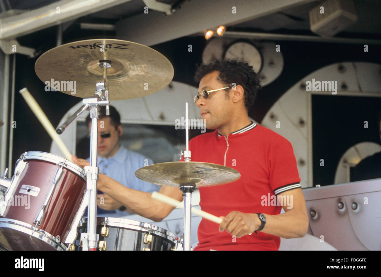Steve hewitt drums hi-res stock photography and images - Alamy
