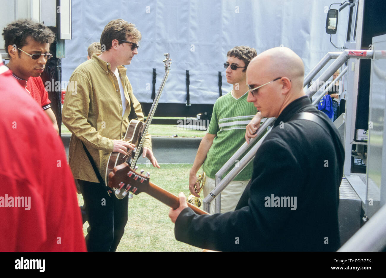 Steve hewitt drums hi-res stock photography and images - Alamy