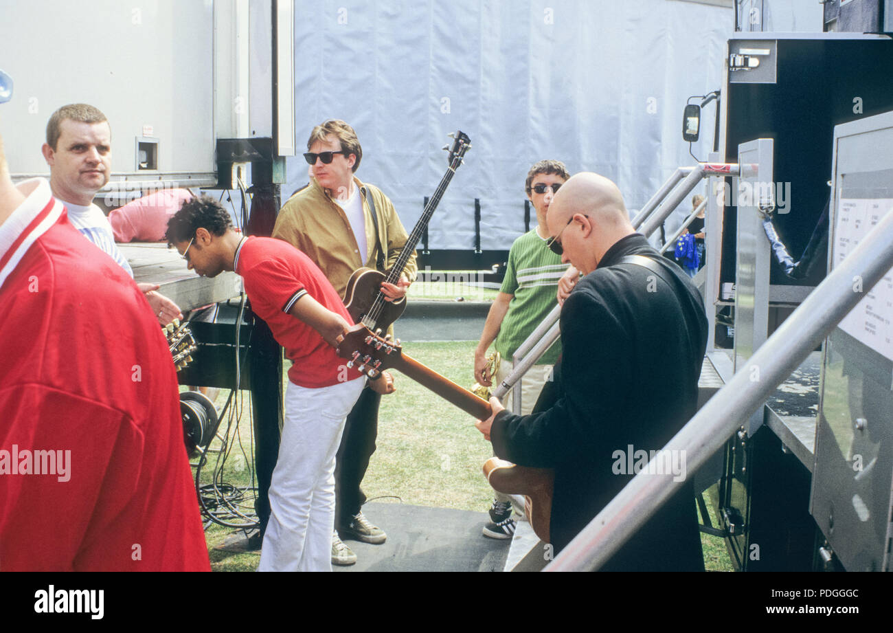 Steve hewitt drums hi-res stock photography and images - Alamy