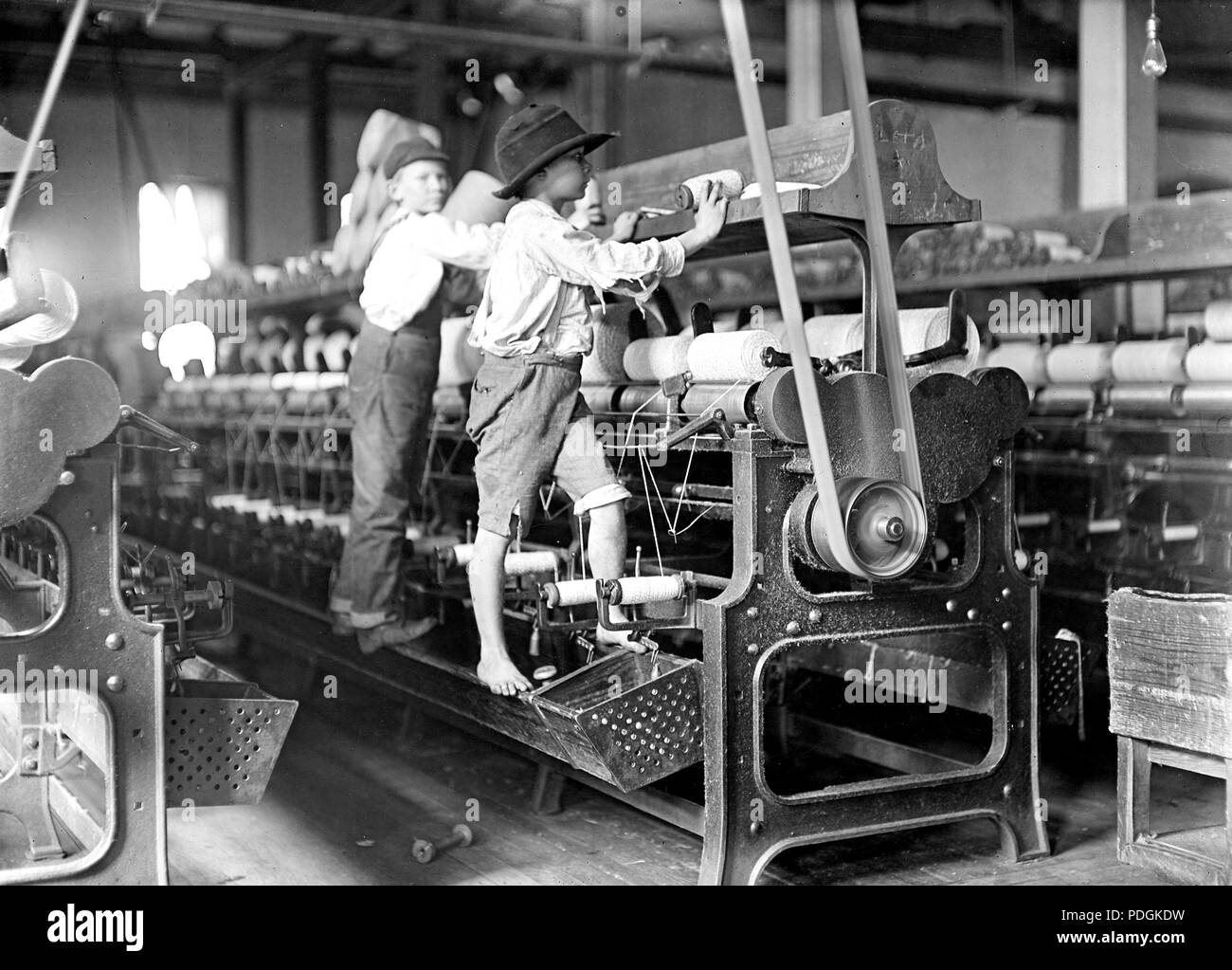 Textile workers 1900s hi-res stock photography and images - Alamy
