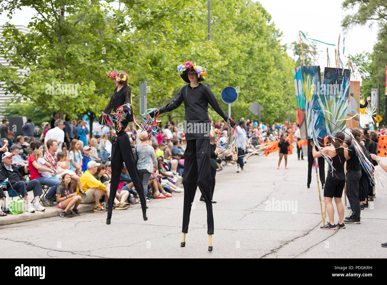 Women on stilts hi-res stock photography and images - Alamy