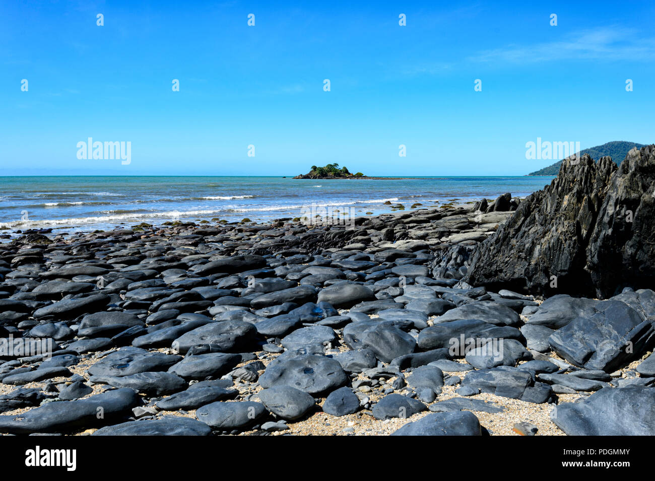 Rocky Coastline at Thornton Beach, Daintree National Park, Cape ...