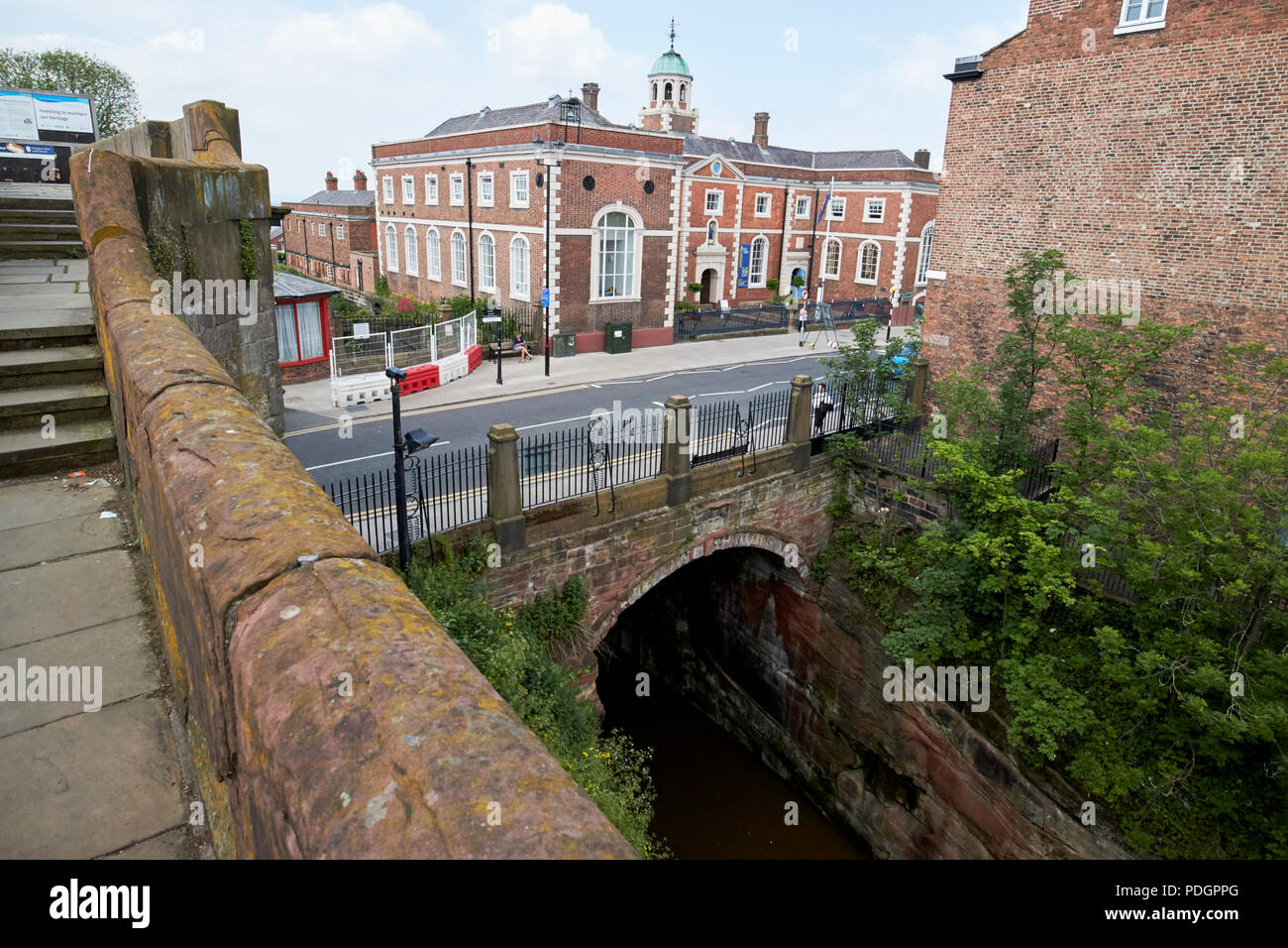 Chester city walls hi-res stock photography and images - Alamy