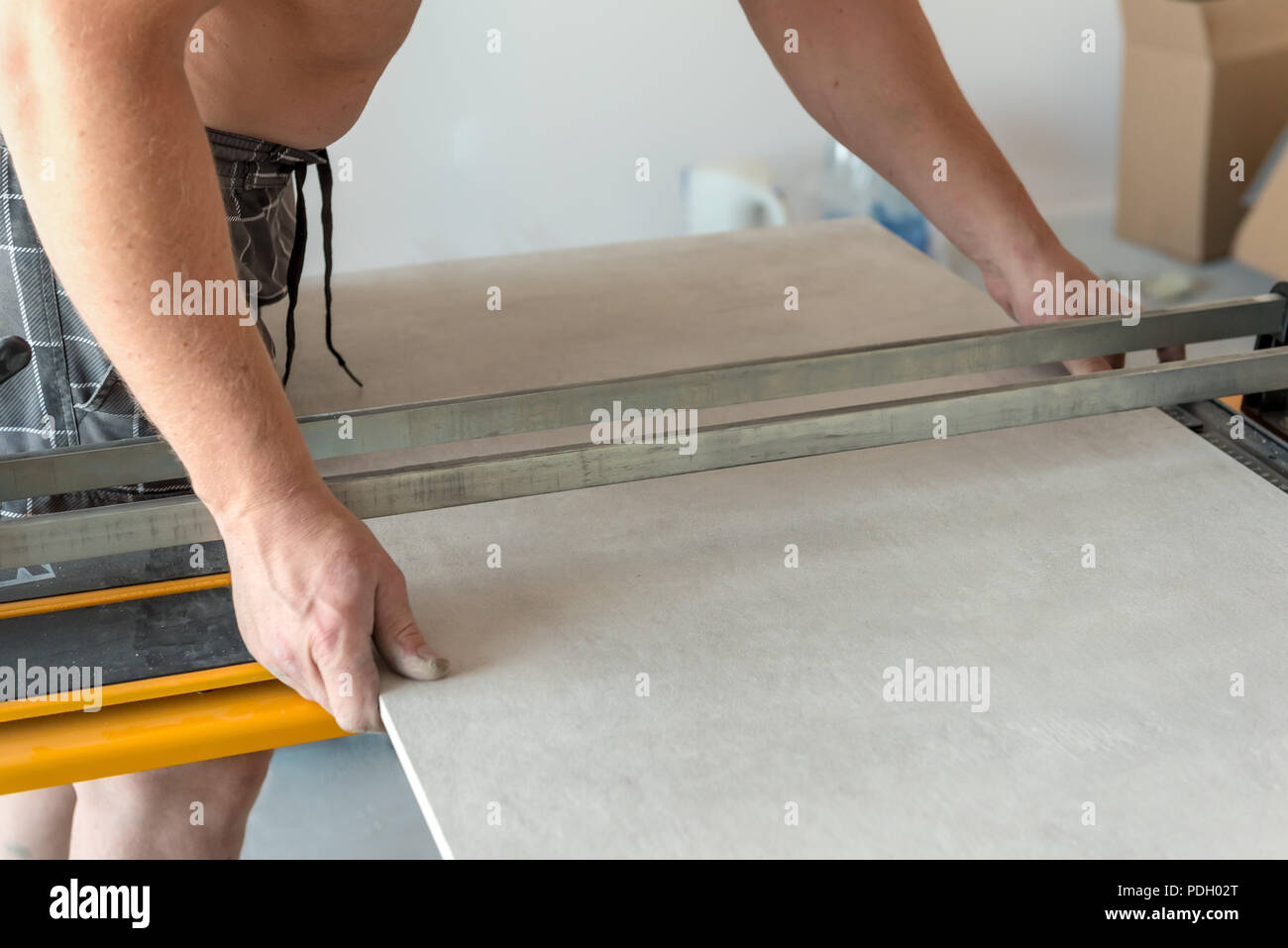 Man cutting tile cutter hi-res stock photography and images - Alamy