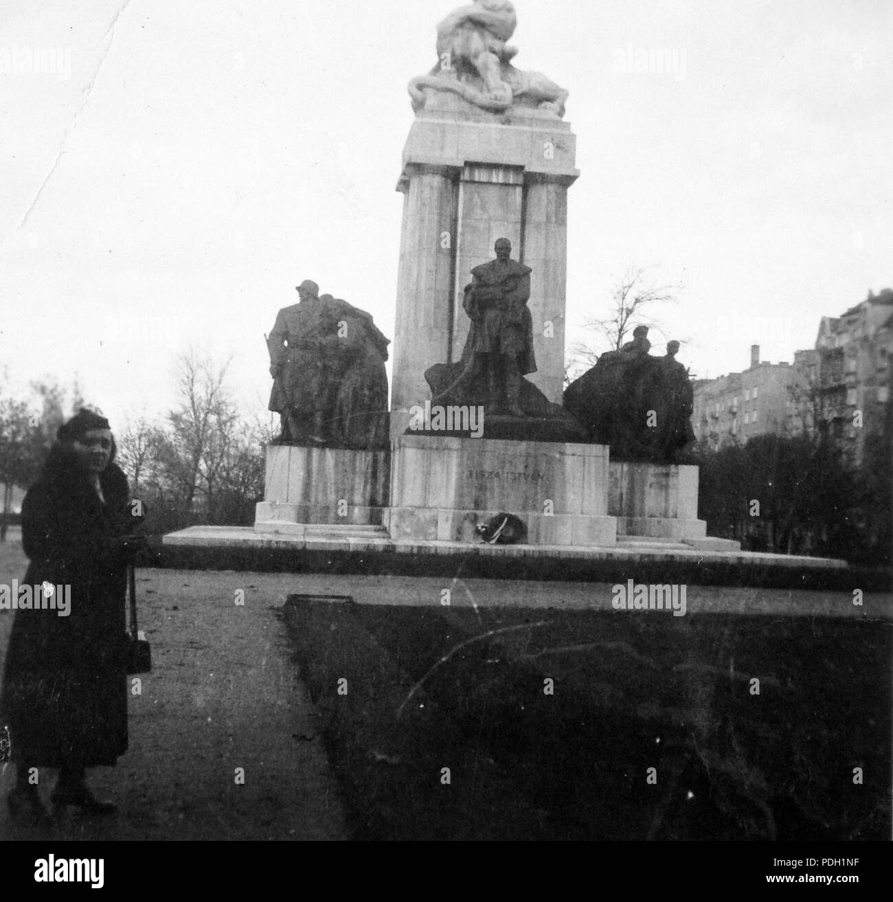 244 Női portré és gróf Tisza István szobra (1934). Fortepan 8170 Stock ...