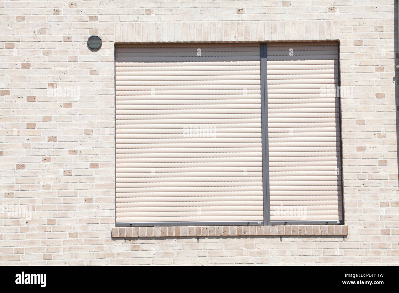 white windows with blinds pulled down Stock Photo - Alamy