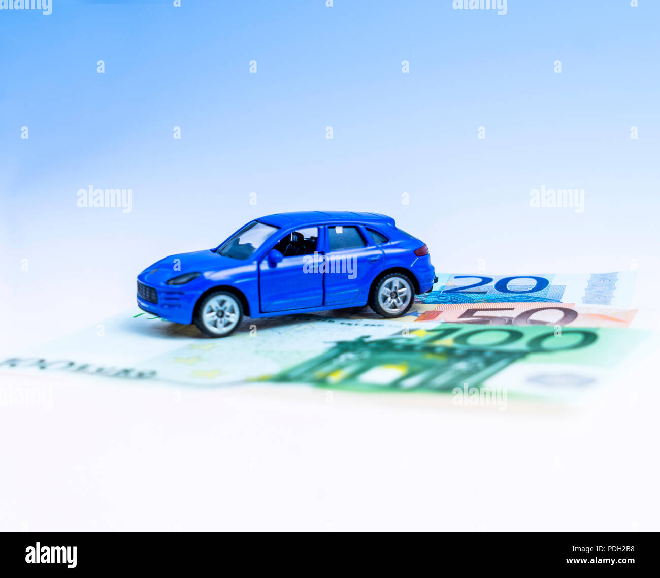 Modellauto und Euro Scheine, Studioaufnahme Stock Photo - Alamy