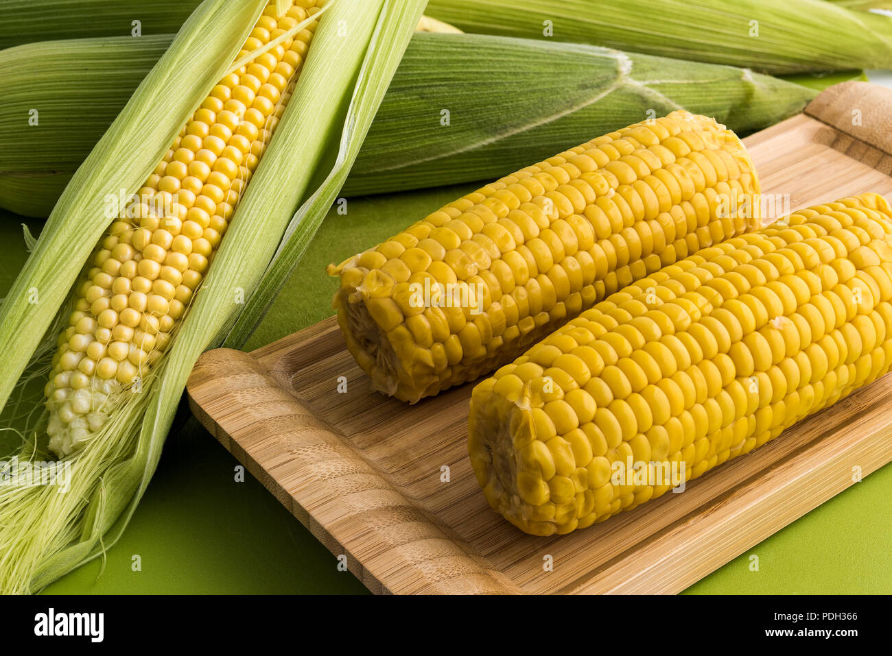 Corn on a tray hi-res stock photography and images - Alamy