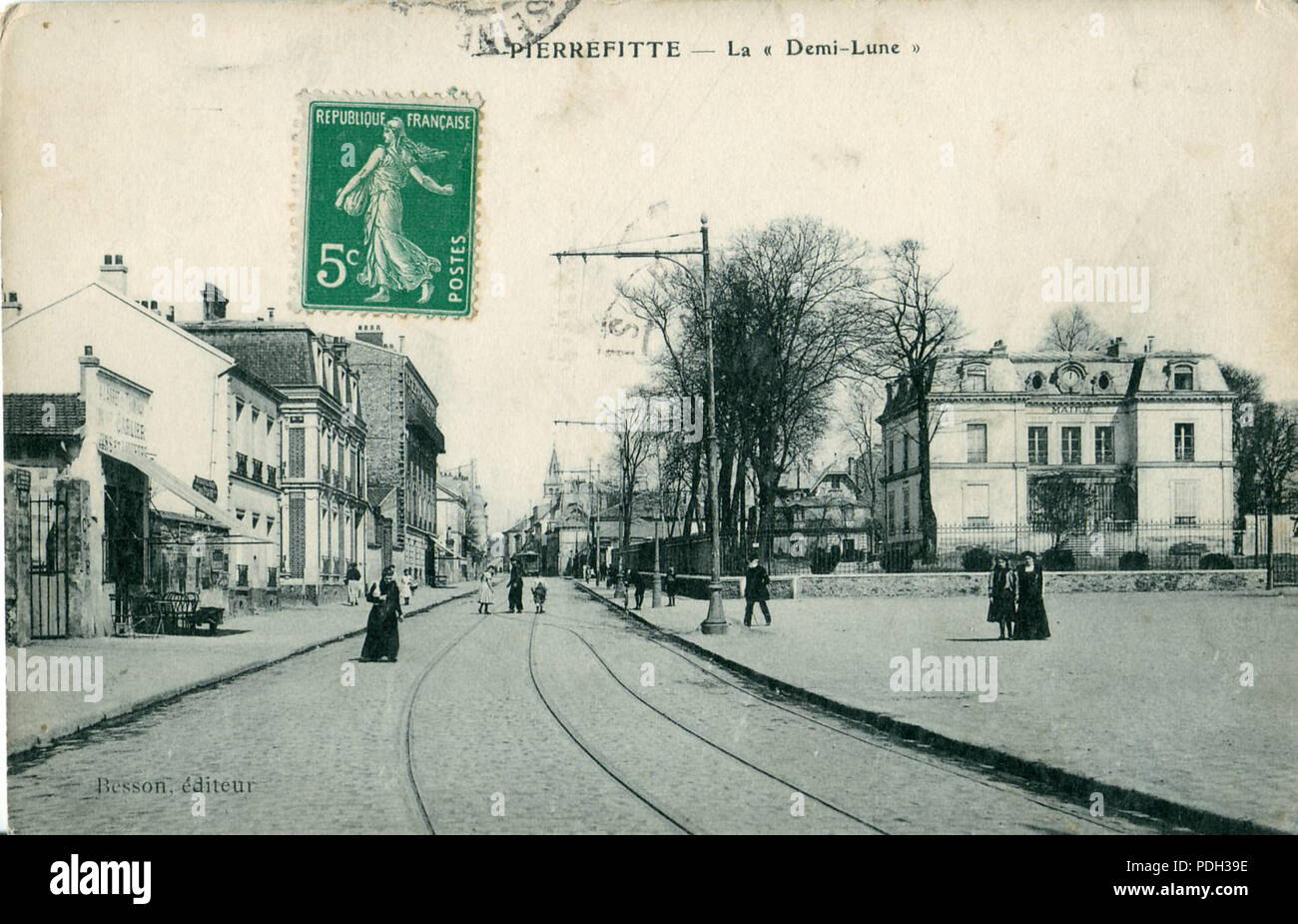 Demi lune hi-res stock photography and images - Alamy