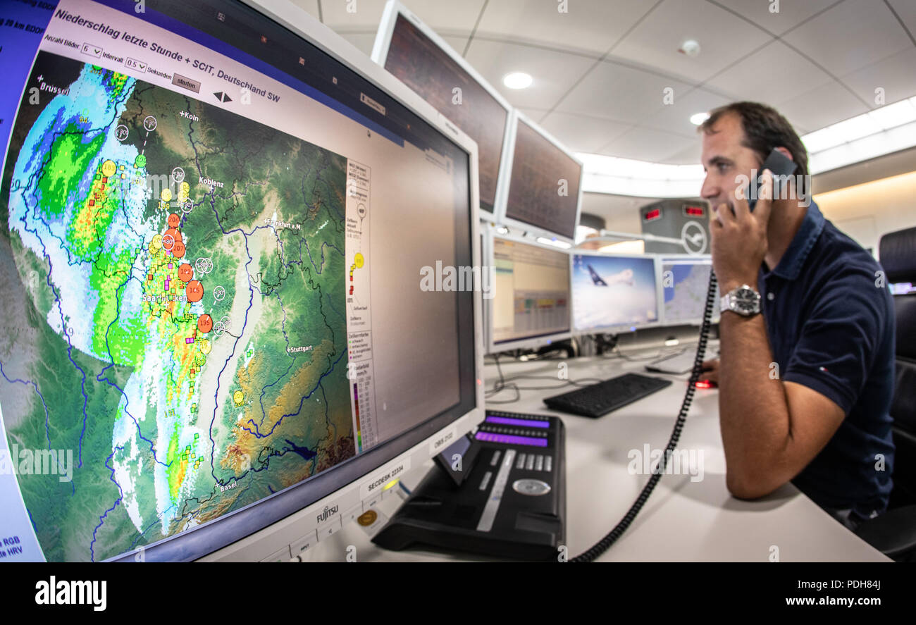 Flight radar screen hi-res stock photography and images - Alamy