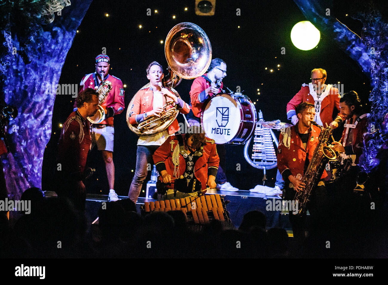 Meute hi-res stock photography and images - Alamy