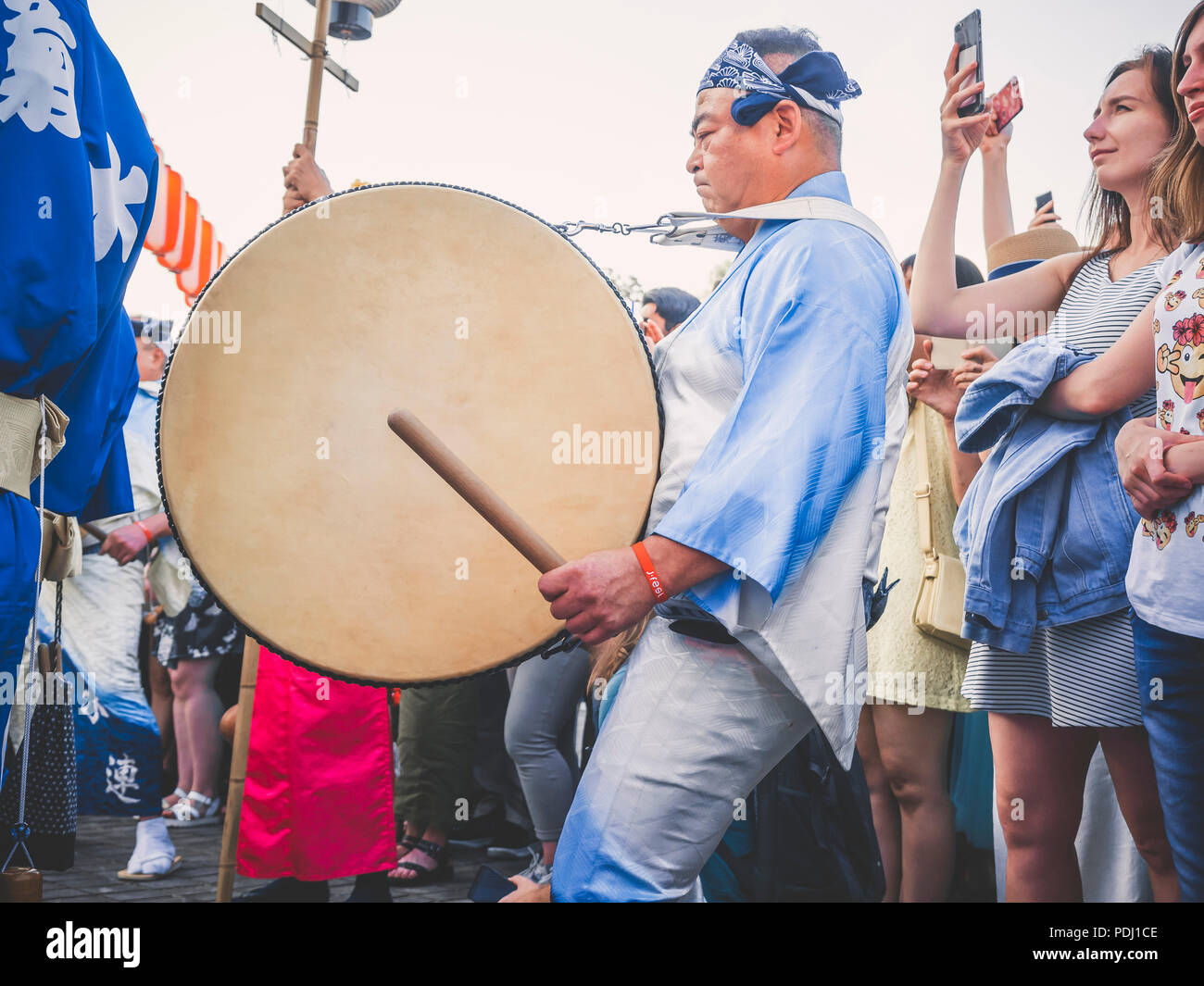 Taiko drummers tokyo hi-res stock photography and images - Alamy