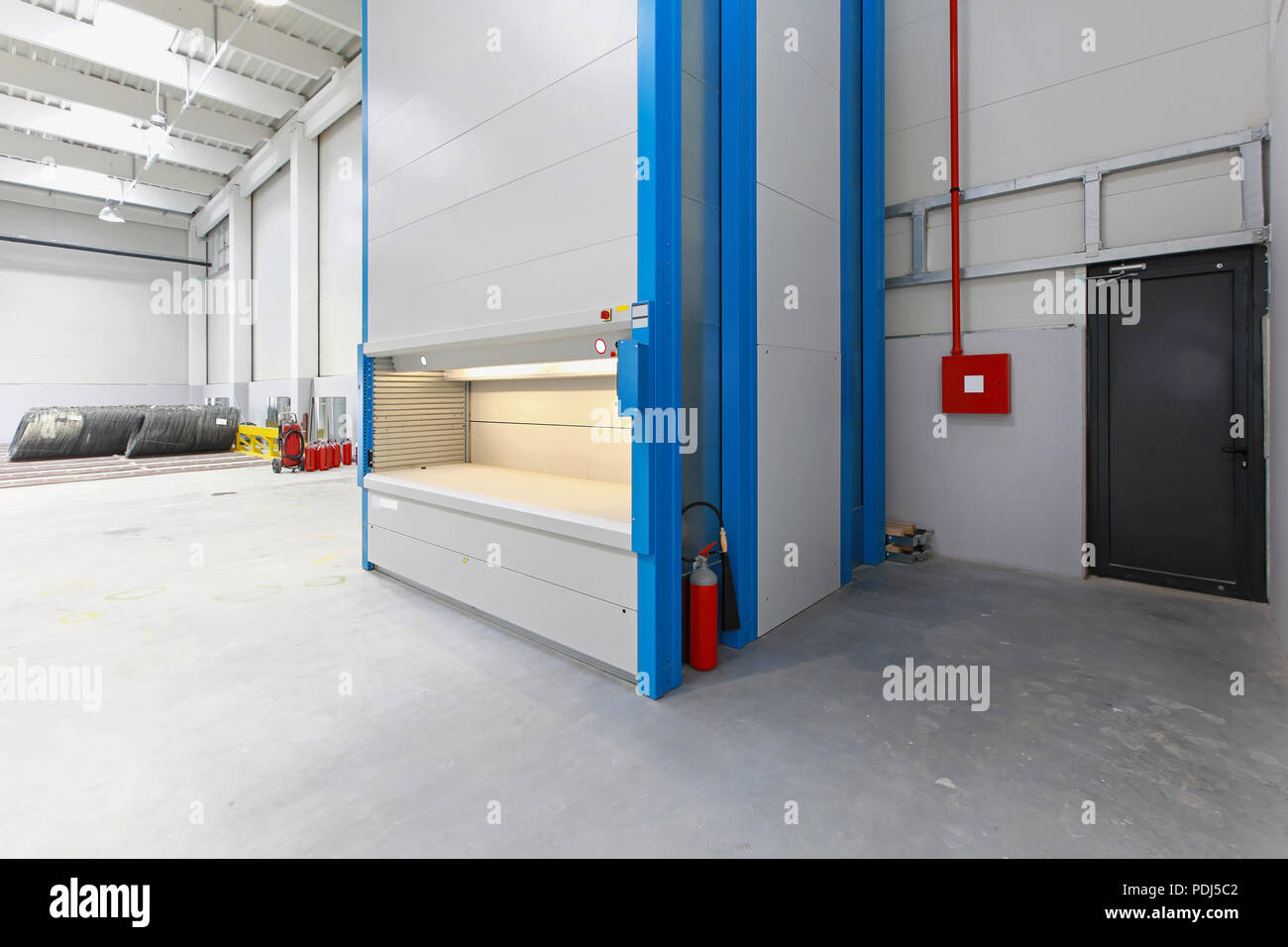 Vertical carousel storage unit in distribution warehouse Stock Photo ...
