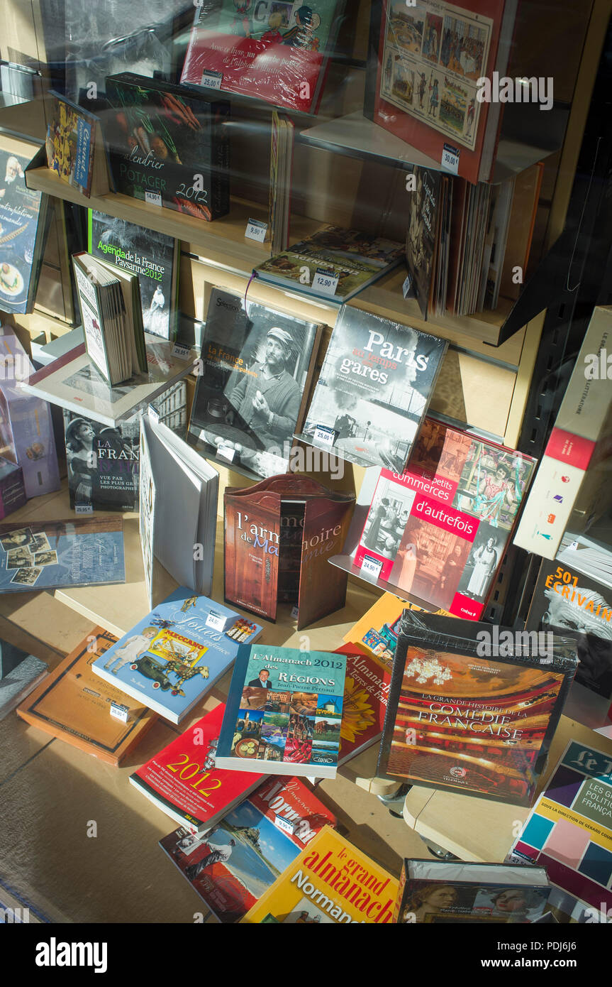 Bookshop window display hi-res stock photography and images - Alamy