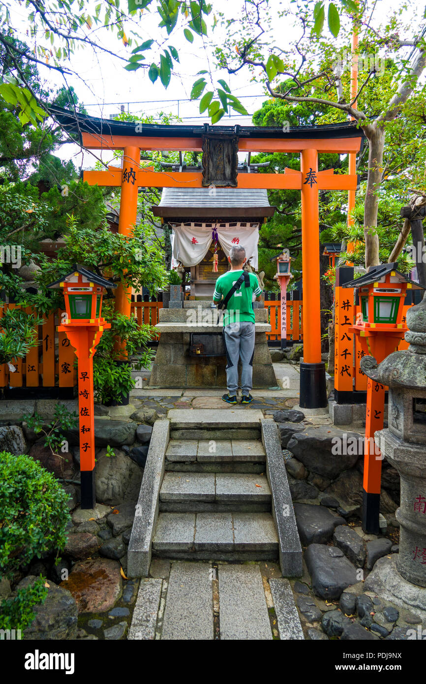 Shinto worship japan hi-res stock photography and images - Alamy