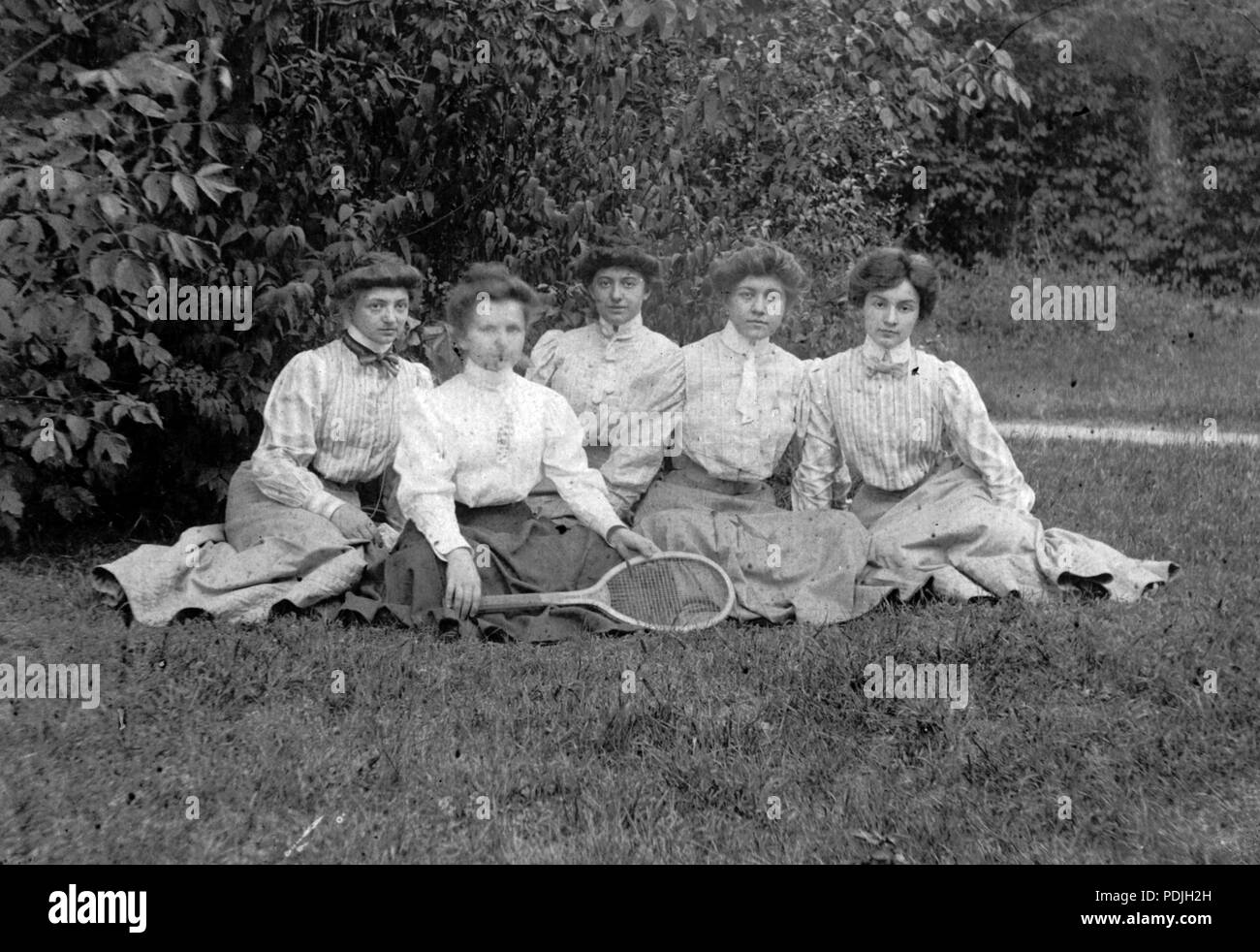 353 Tableau, women, tennis, tennis rackets, lady, skirt, blouse ...