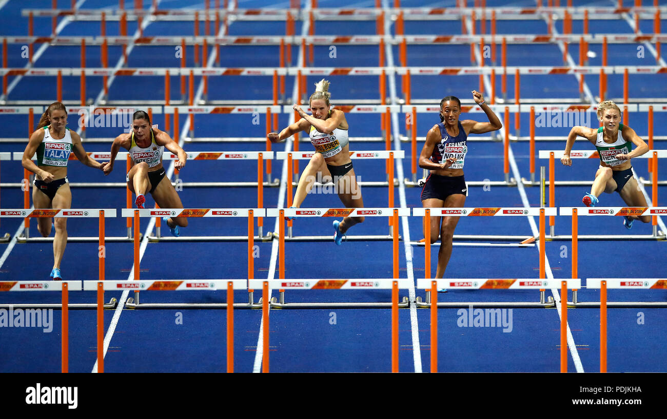 Womens hurdle hi-res stock photography and images - Alamy