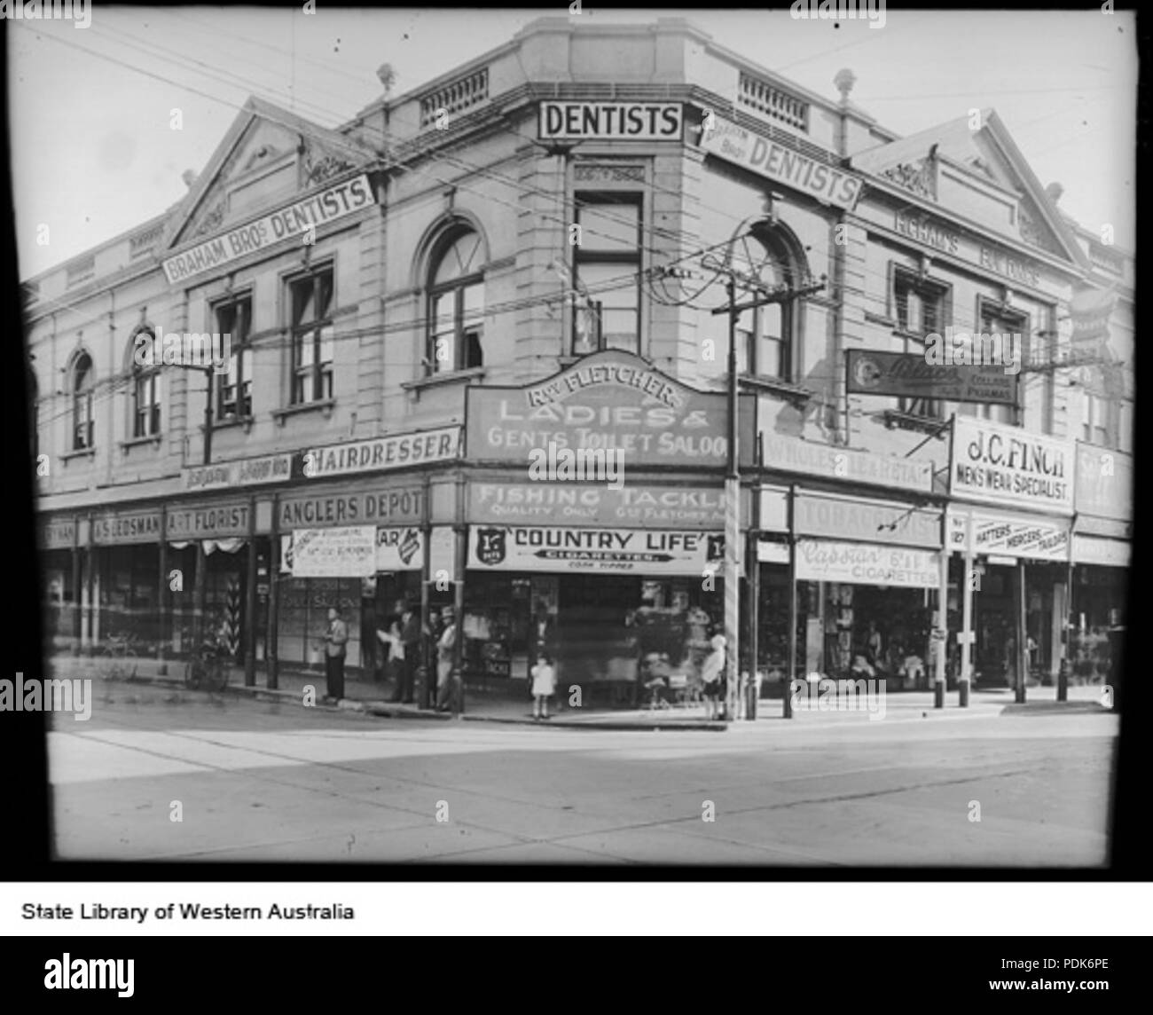 Corner building high street hi-res stock photography and images - Alamy