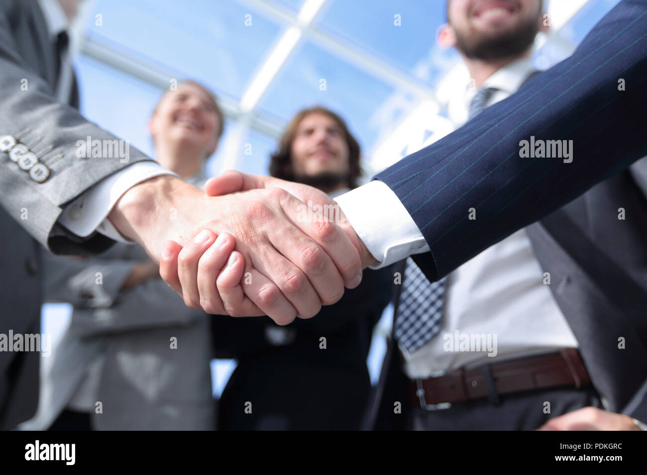 welcome and handshake business people Stock Photo - Alamy