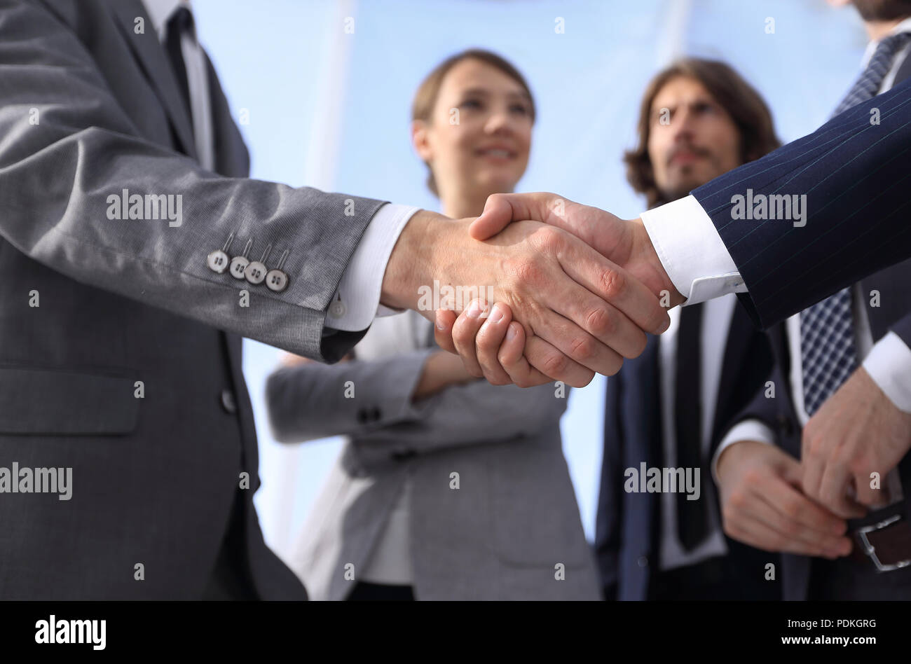 welcome and handshake business people Stock Photo - Alamy