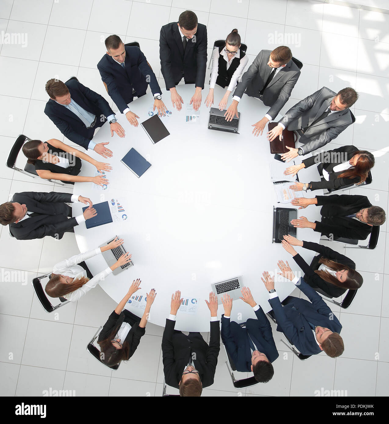 Group people sitting round table hi-res stock photography and images ...