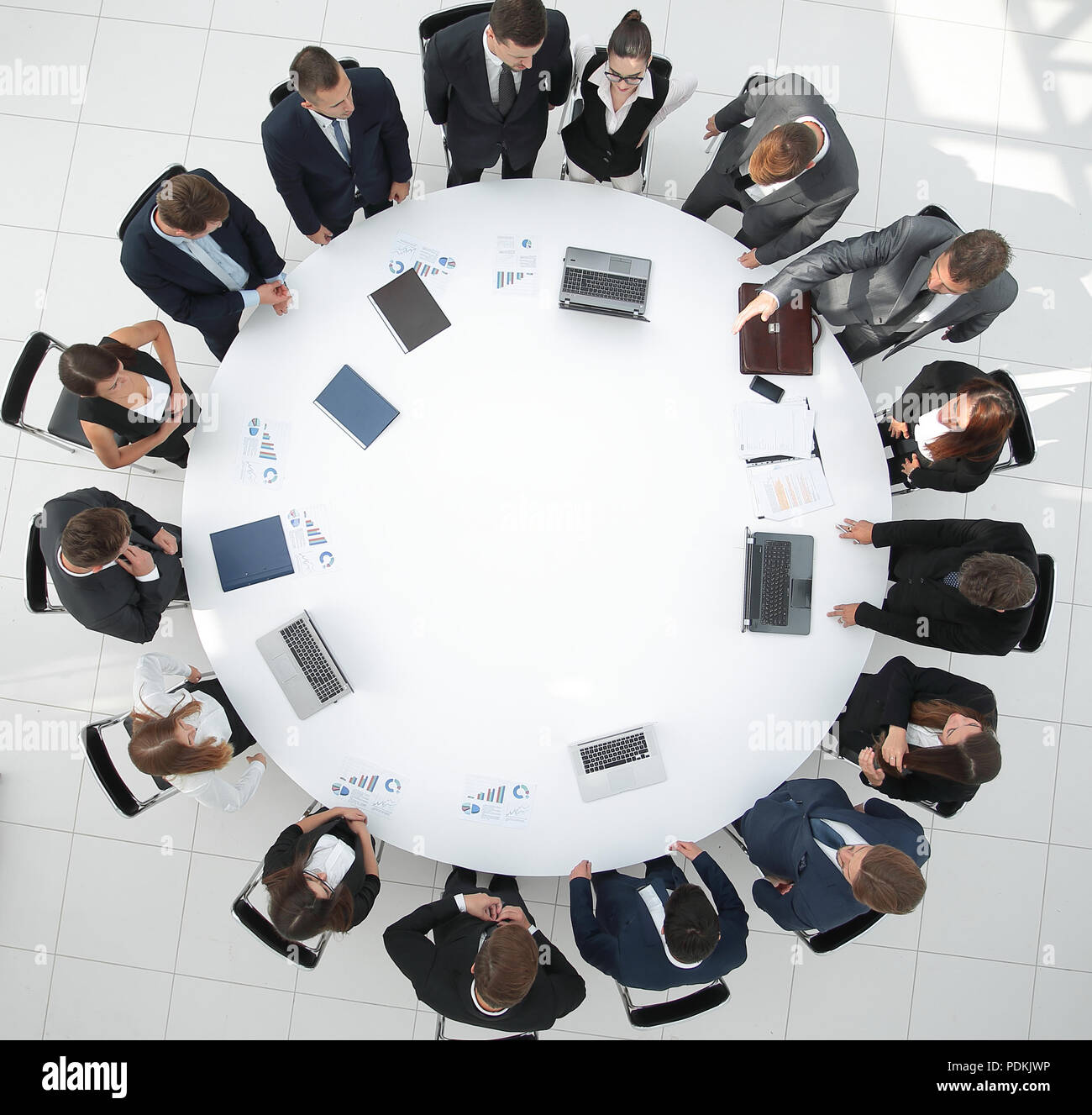 Boardroom women round table hi-res stock photography and images - Alamy