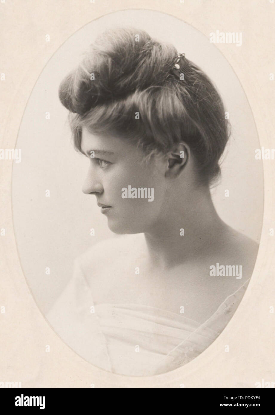 127 Ruby Lindsay, artist - portrait, ca. 1908 (crop Stock Photo - Alamy