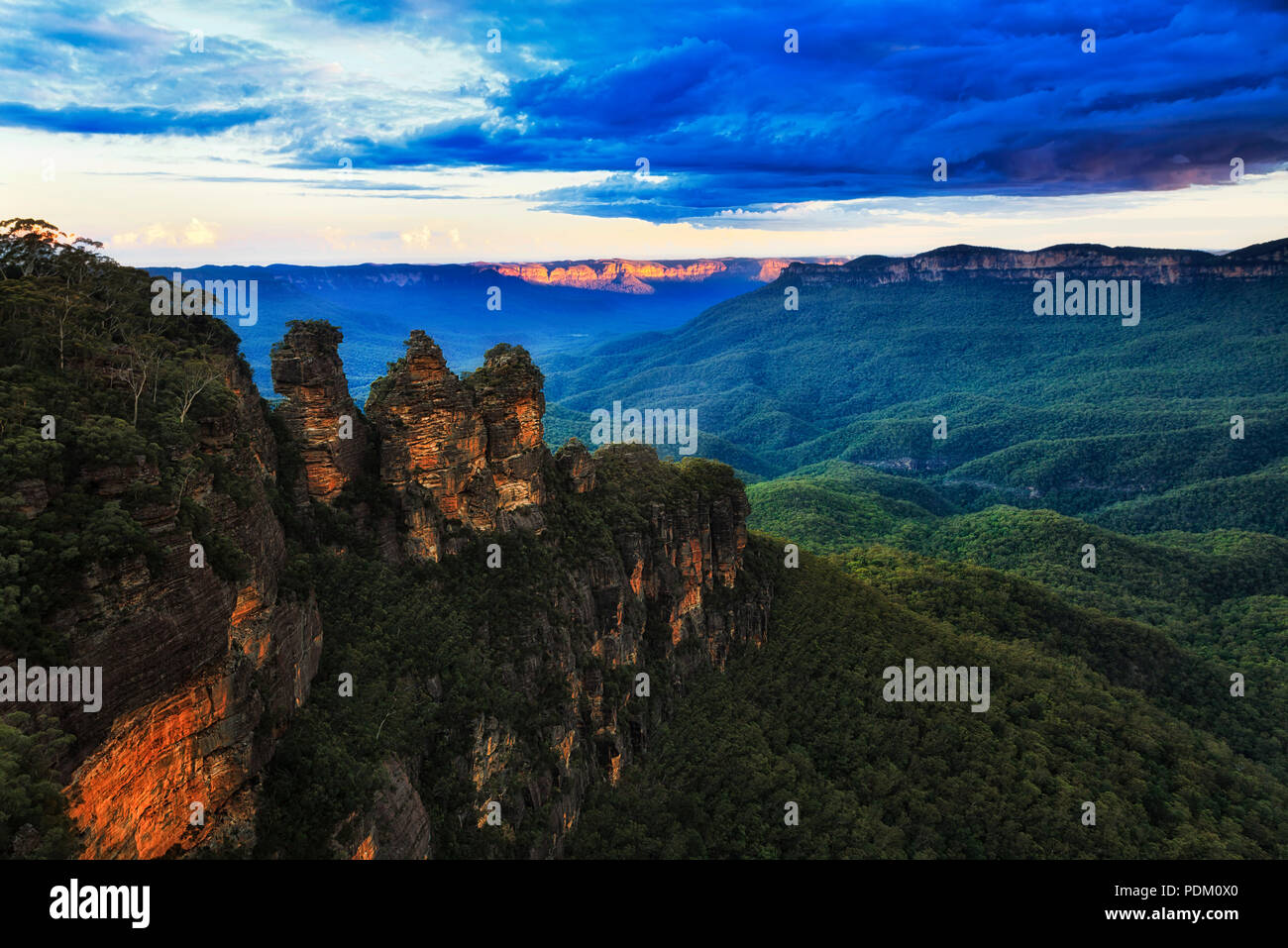 Dark sunset in Blue Mountains national park Katoomba Echo point lookout ...