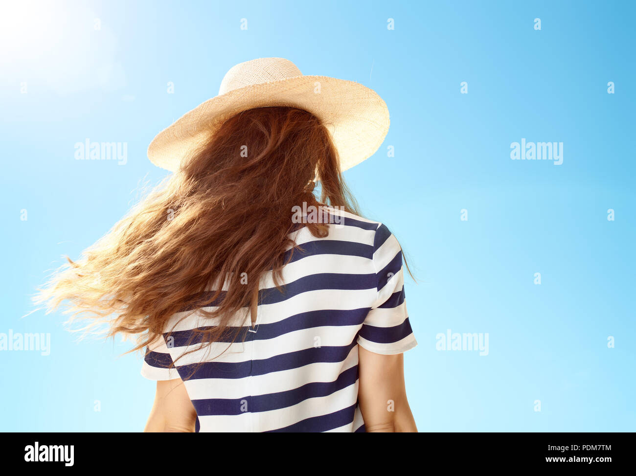 Woman brown hair from behind hi-res stock photography and images - Alamy