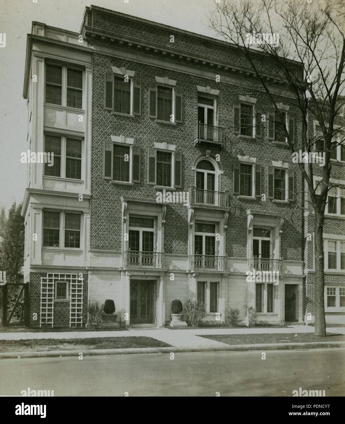 Apartment building, 3118 Sheridan Road, Chicago, early 20th century ...