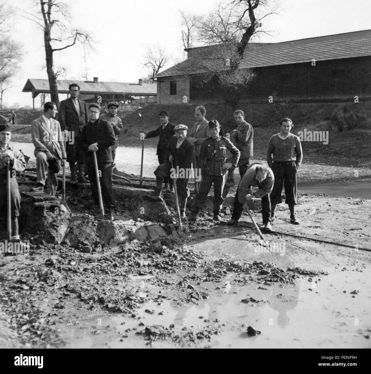 353 Tableau, spade Fortepan 12045 Stock Photo - Alamy