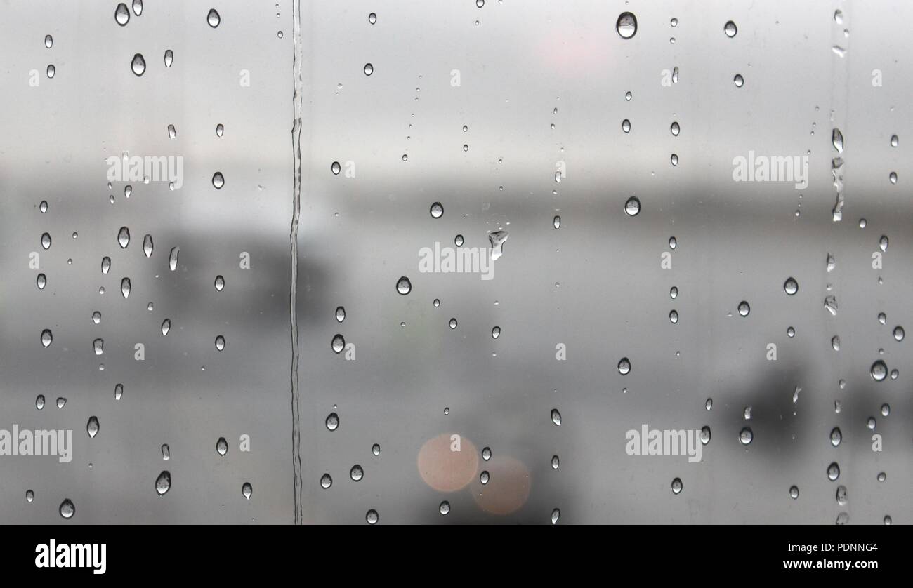 Rain drops on window hi-res stock photography and images - Alamy