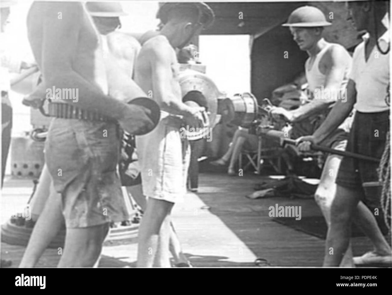 Ss gun crew hi-res stock photography and images - Alamy