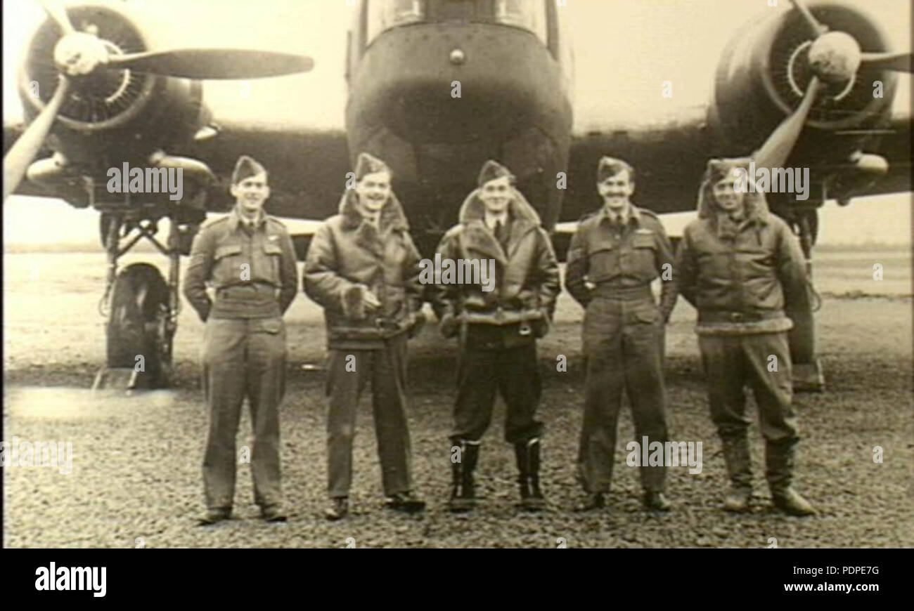 6 458 Squadron RAAF Wellington aircrew Dec 1941 AWM P00631.003 Stock ...
