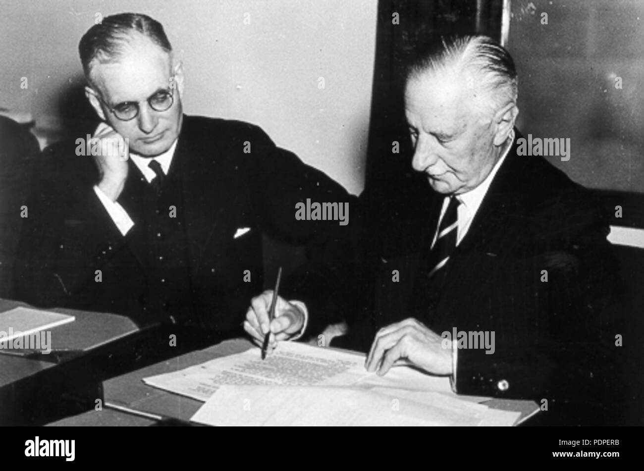 Wwii japan pacific campaign Black and White Stock Photos & Images - Alamy