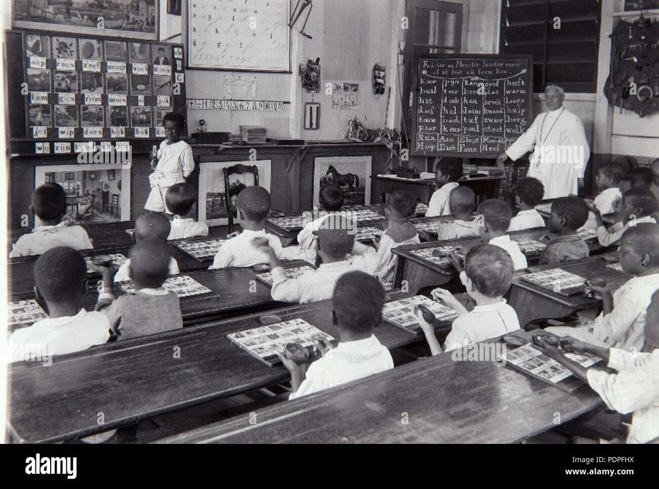 119 Een schoolklas in één der scholen van de Rooms-Katholieke Missie ...