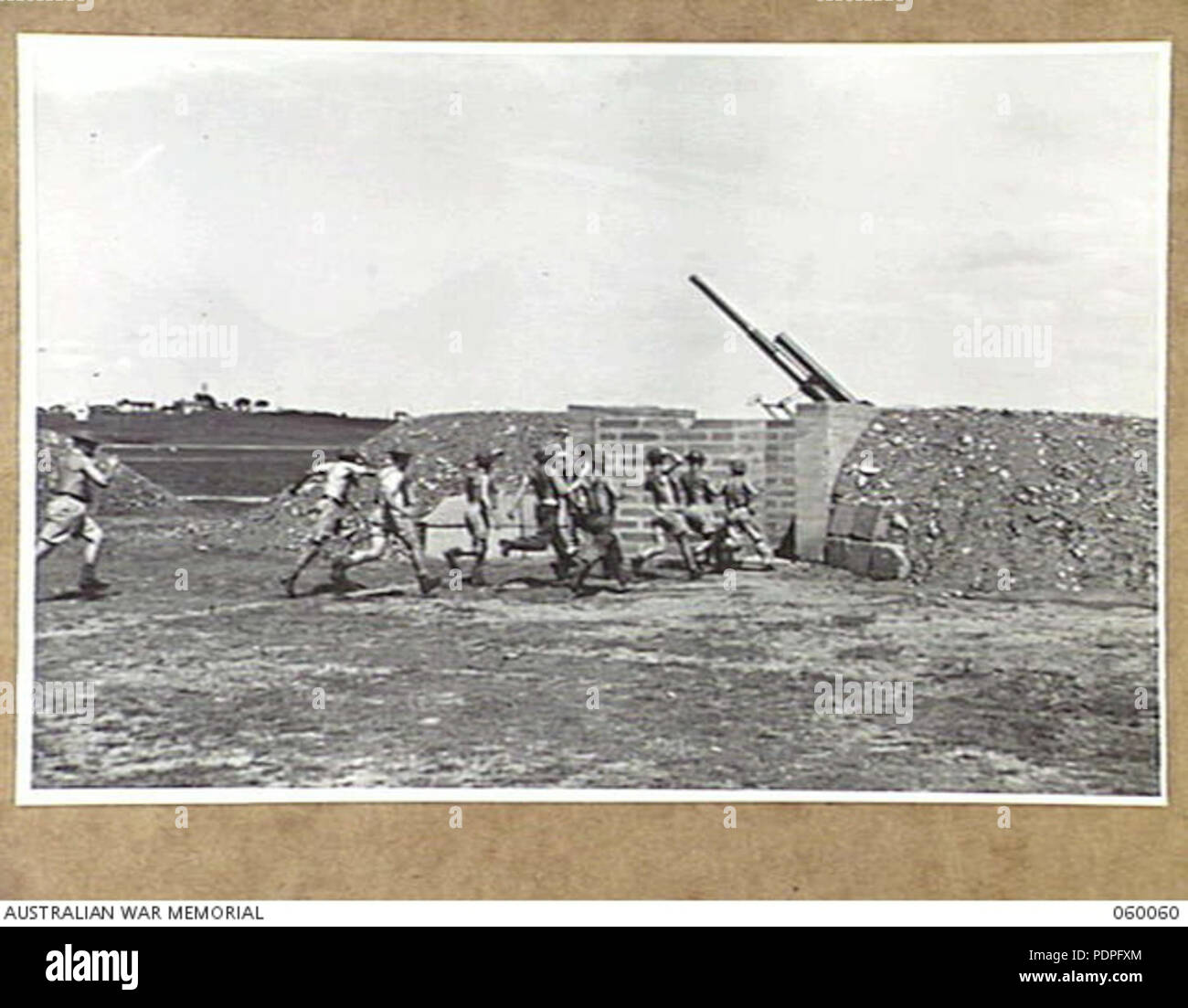 20 AWM060060 Troops running to gun Stock Photo - Alamy