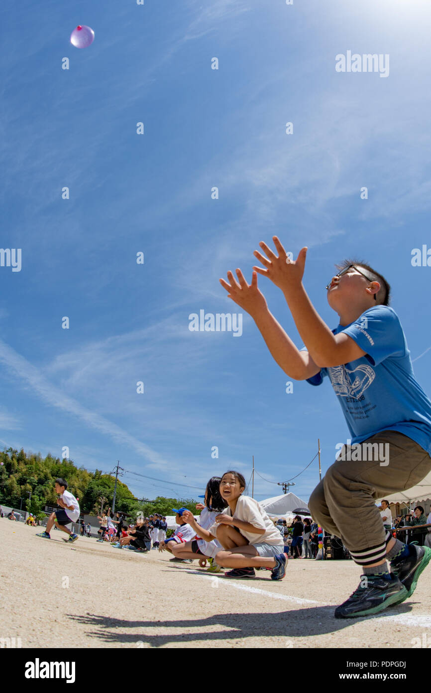 Balloon water race game hi-res stock photography and images - Alamy