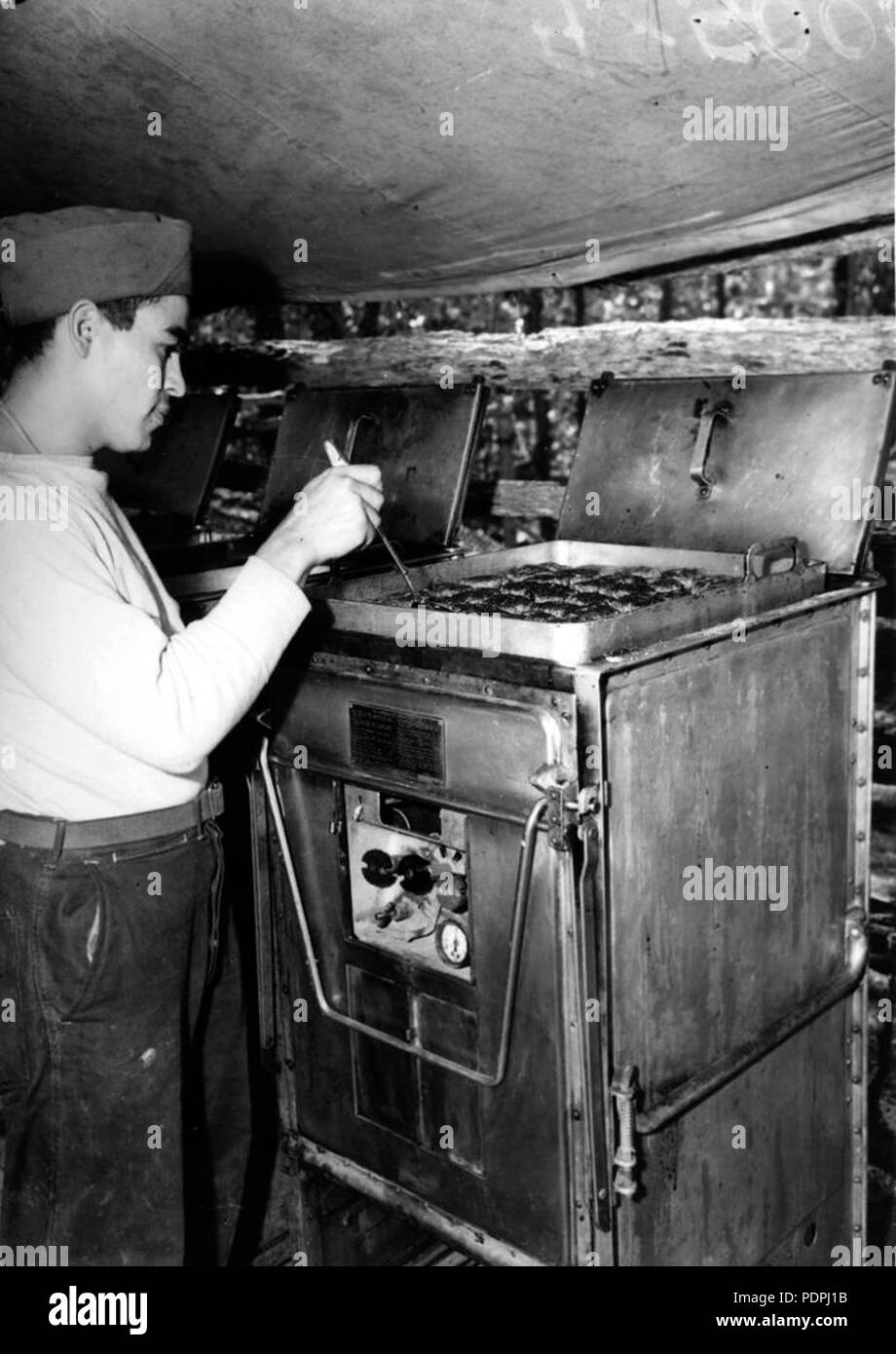 Army field kitchen hi-res stock photography and images - Alamy