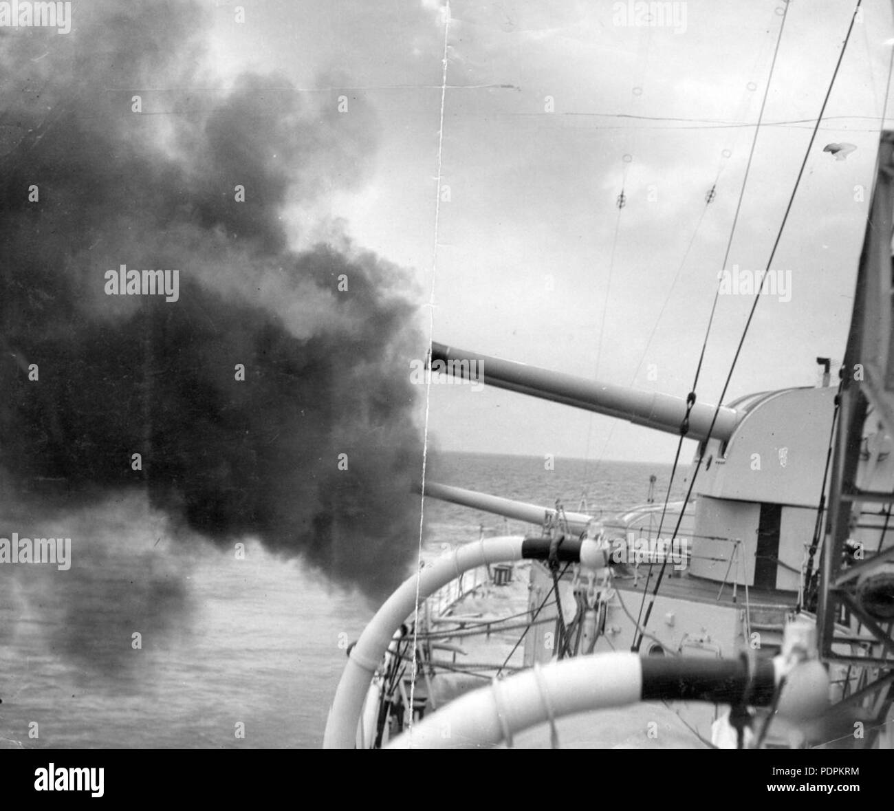 57 HMAS Australia firing 8-inch guns SLV H98.100 3076 Stock Photo - Alamy