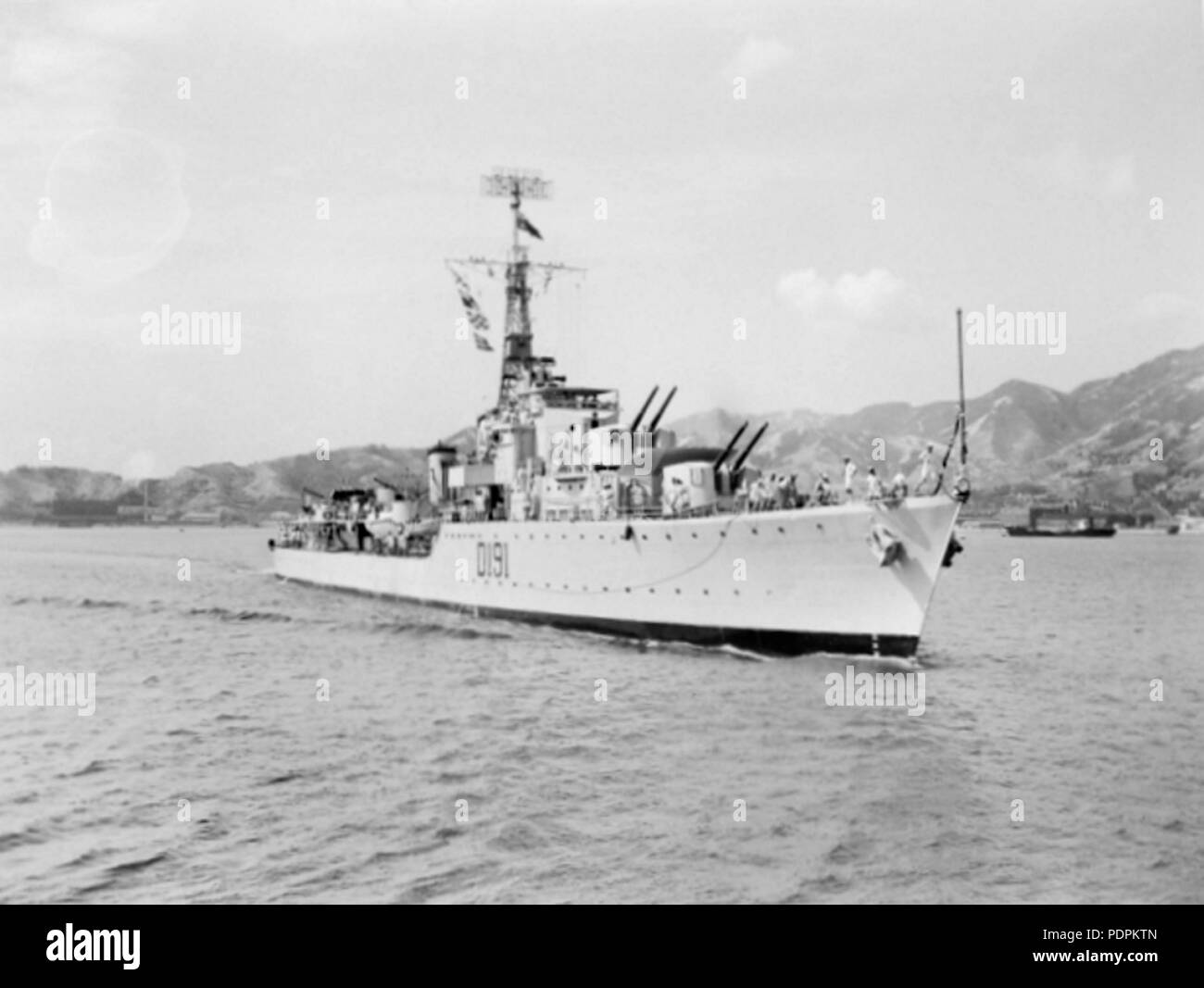 57 HMAS Bataan (D191) steams into Kure harbour on 15 August 1950 Stock ...
