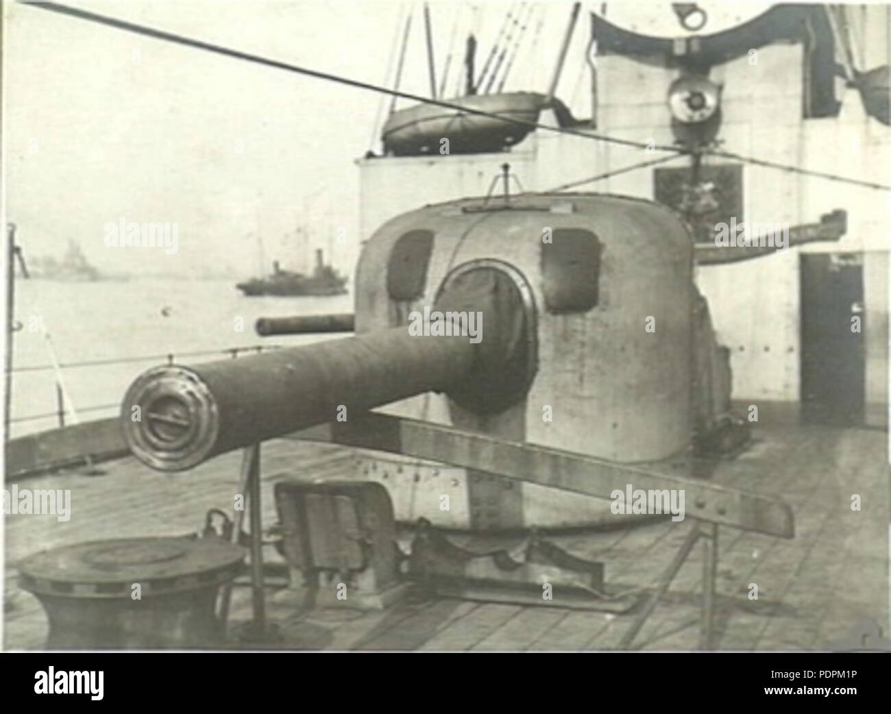58 HMAS Melbourne aft 6 inch gun 1919 AWM EN0361 Stock Photo - Alamy