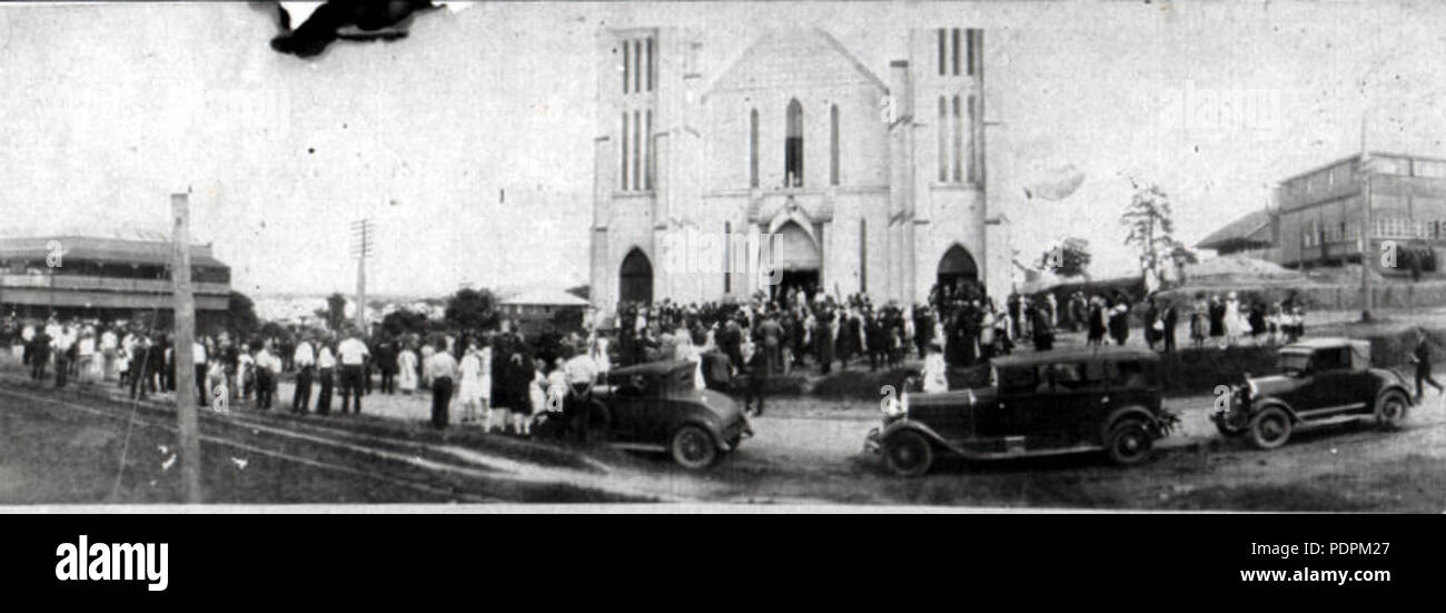 Cars outside of hi-res stock photography and images - Alamy