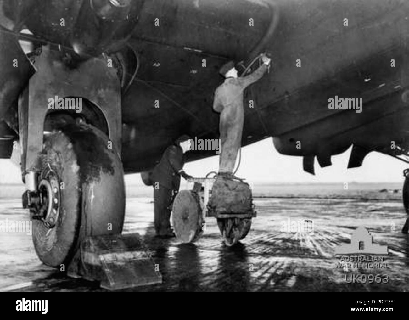 7 466 Squadron RAAF Halifax maintenance at Leconfield AWM UK0963 Stock ...