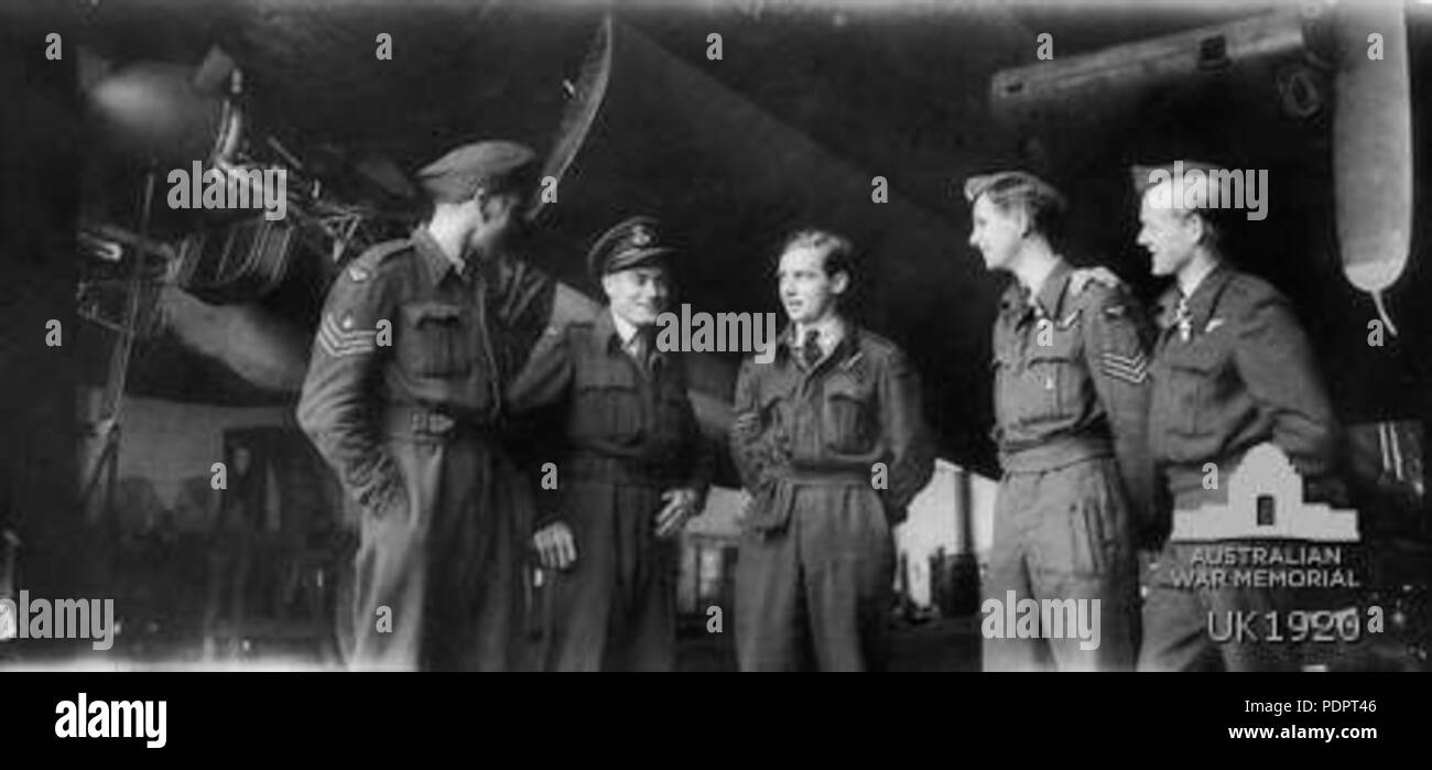 7 467 Squadron RAAF aircrew Waddington Sep 1944 AWM UK1920 Stock Photo ...