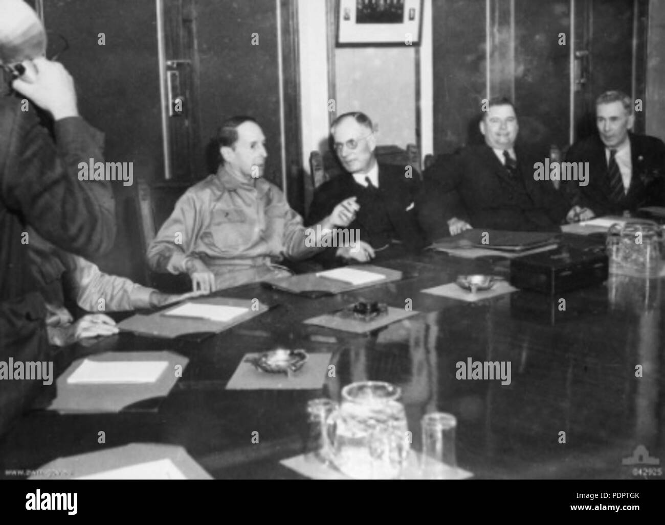 General macarthur world war ii Black and White Stock Photos & Images ...