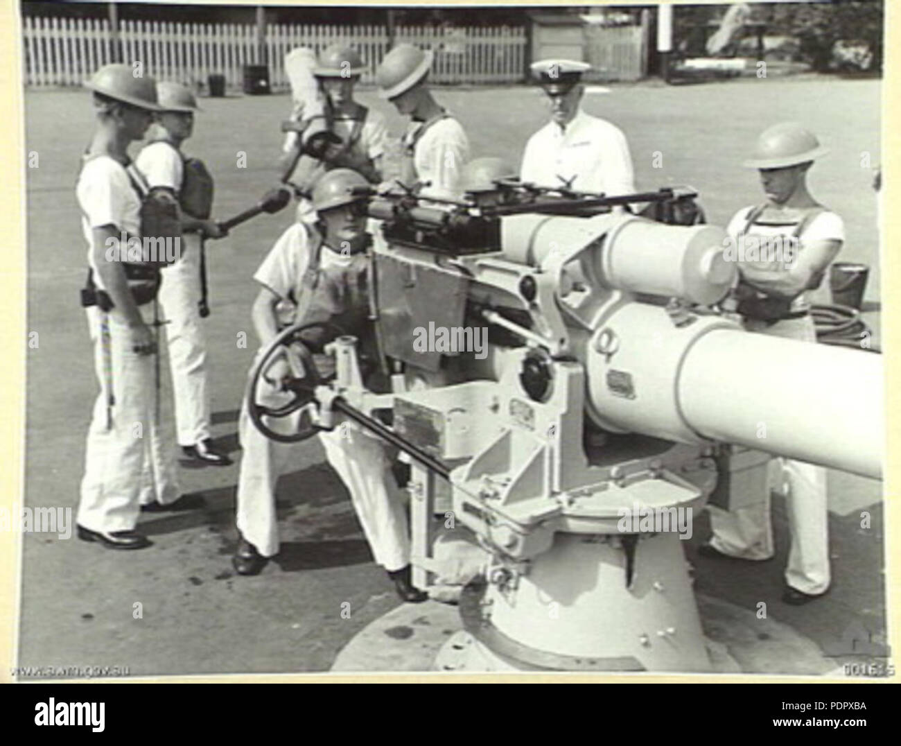 25 BL 4 inch Mk VII gun HMAS Rushcutter 1940 AWM 001616 Stock Photo - Alamy