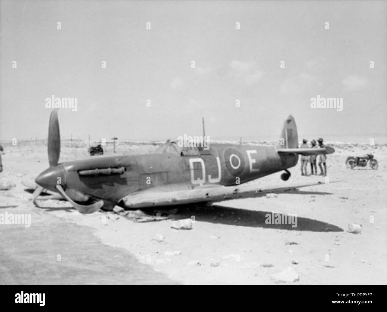 36 Crashed Spitfire 92 Sqn near El Alamein 1942 Stock Photo - Alamy