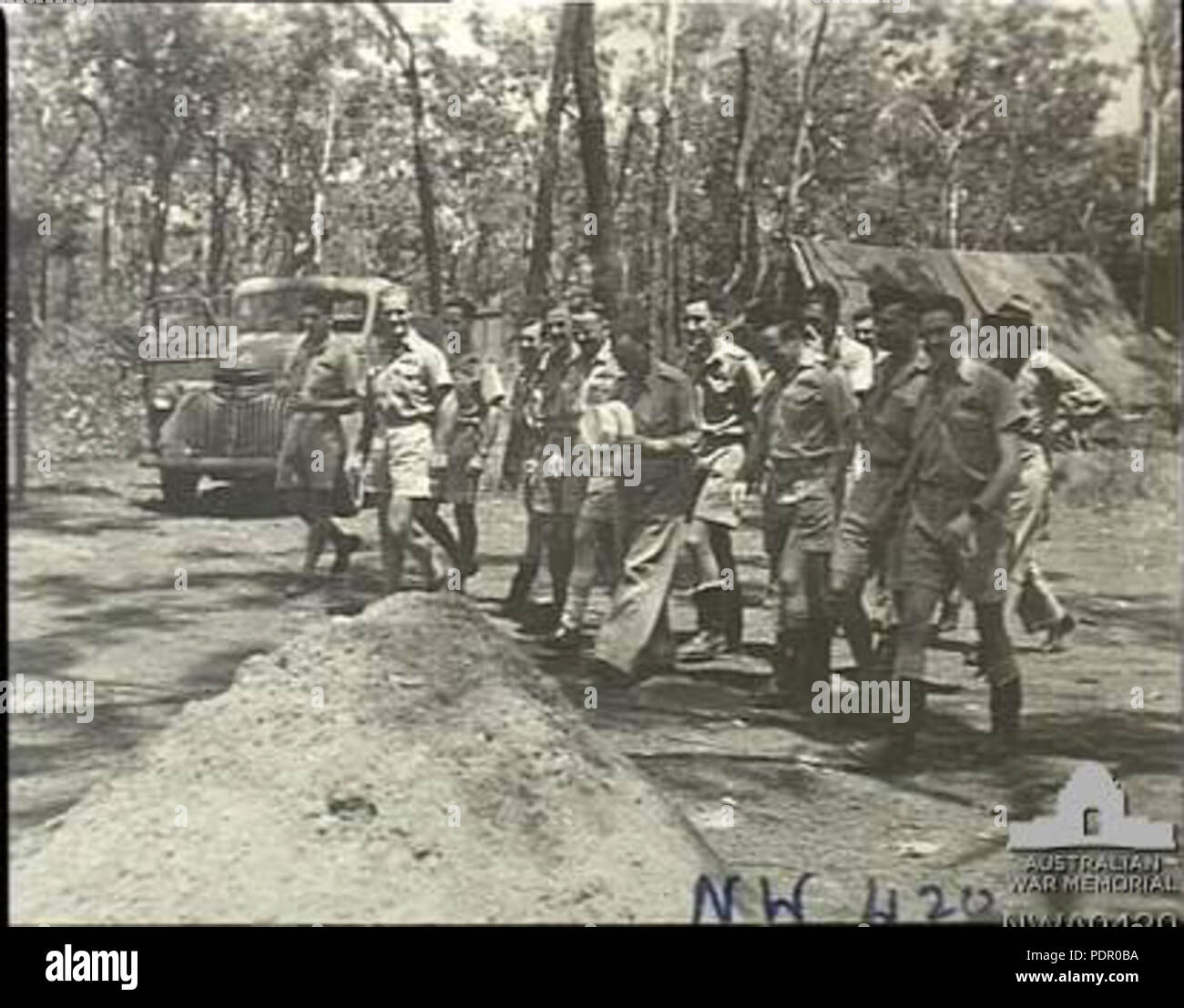 41 Drakeford visits 76 Squadron RAAF at Strauss NT May 1942 AWM NWA0420 ...